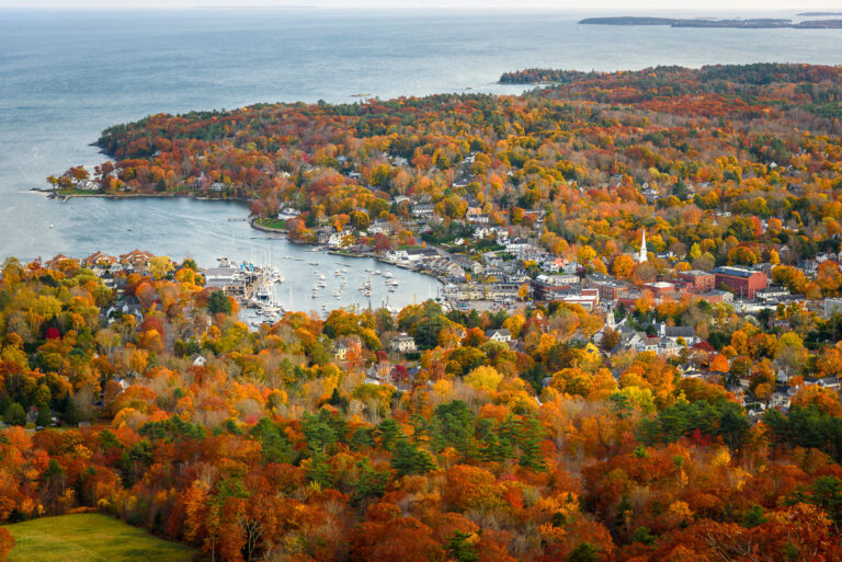 12 Best Fall Towns in the USA You Need to Visit